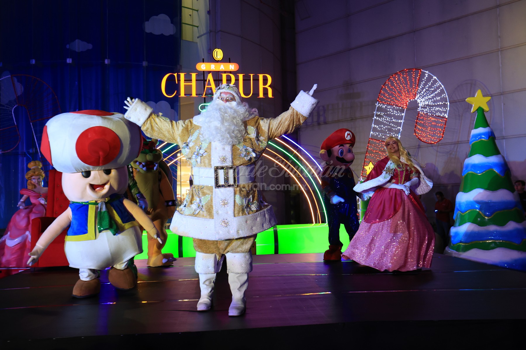 La magia de la Navidad llega a Tiendas Chapur con el encendido de su ...