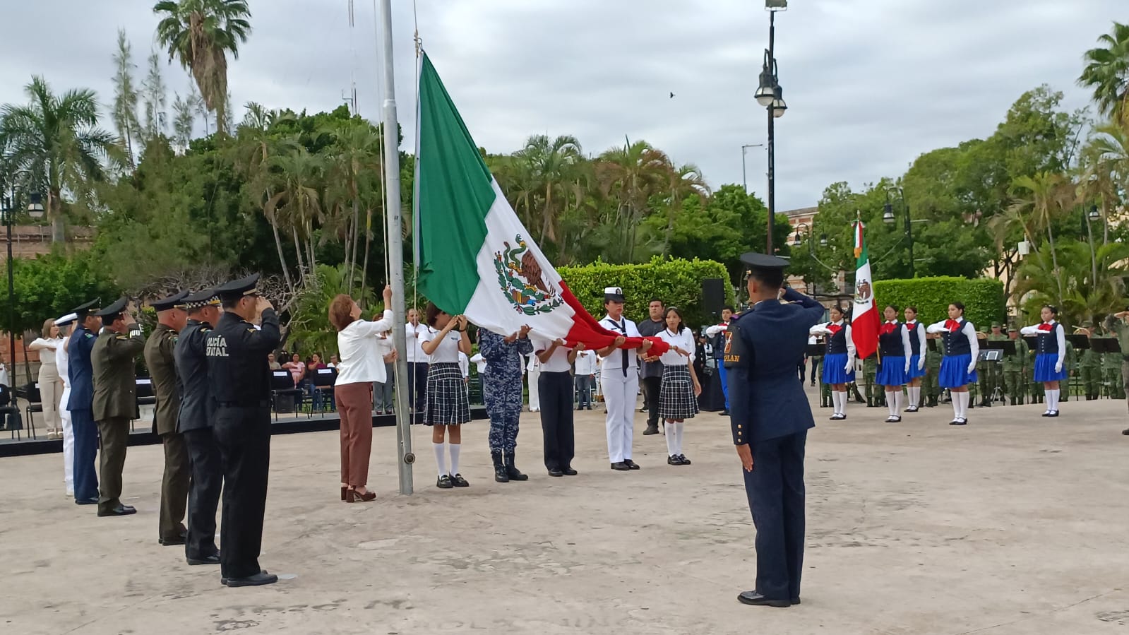 Inician festejos revolucionarios con el izamiento de la bandera en ...