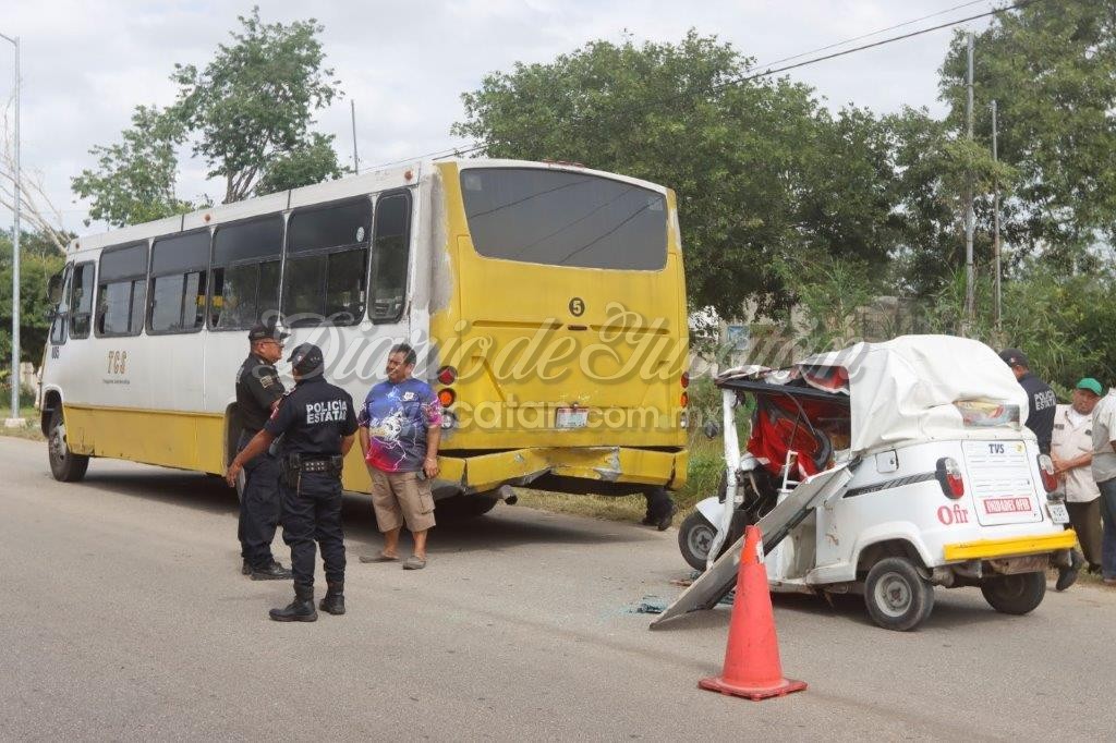 Mototaxista queda atrapado tras chocar contra un camión en Mérida