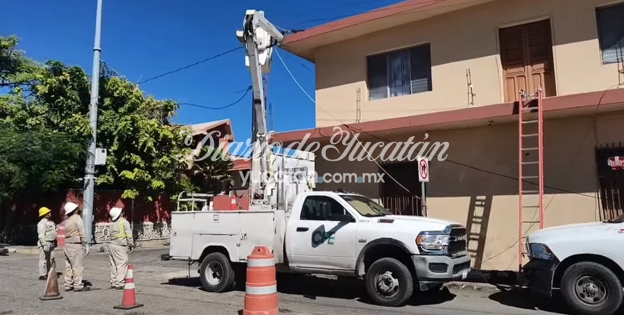 Tráiler causa apagón en Progreso; tira poste de luz (VÍDEO)