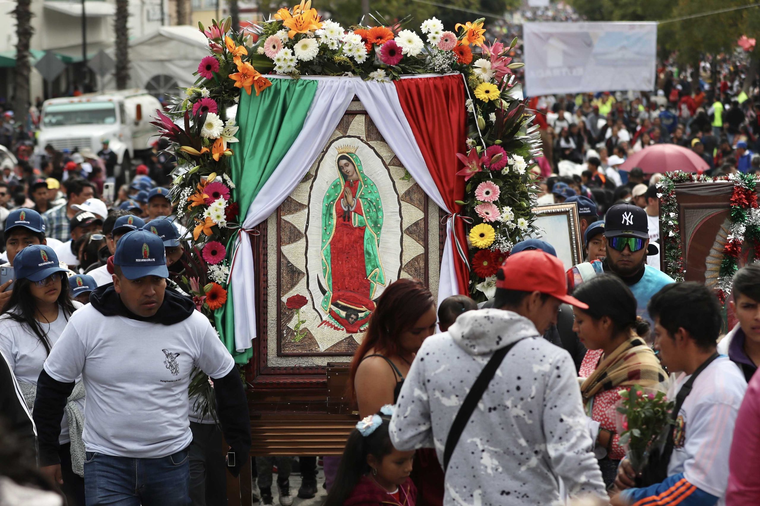 Mexicanos llenan la Basílica para festejar a la Virgen de Guadalupe