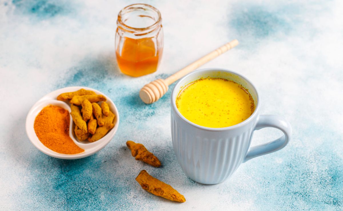 Tomar té de cúrcuma por las noches mejora tu digestión; estos son todos ...