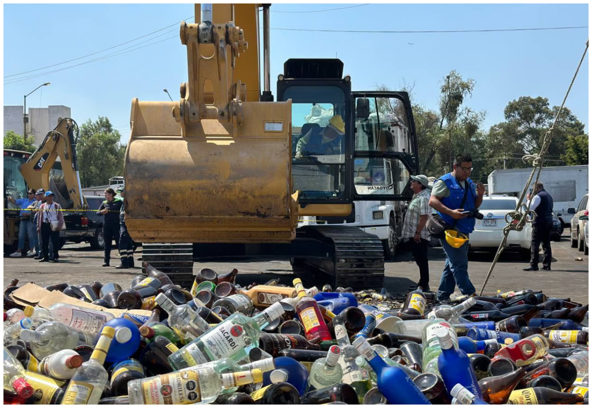Destruyen una tonelada de alcohol decomisado en CDMX