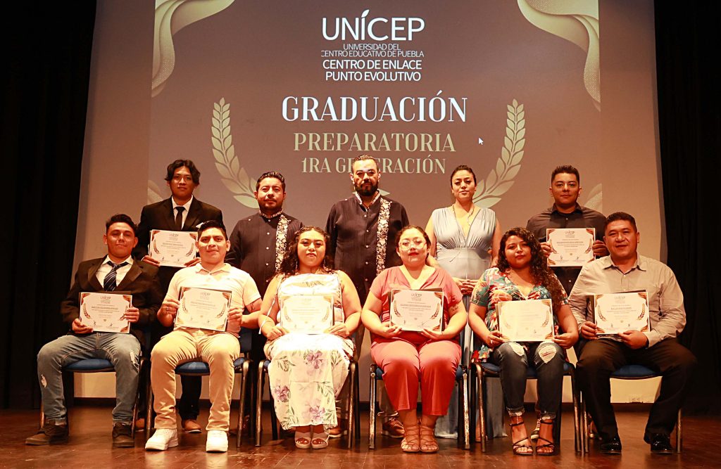 Graduación de la primera generación de preparatoria: Universidad del ...