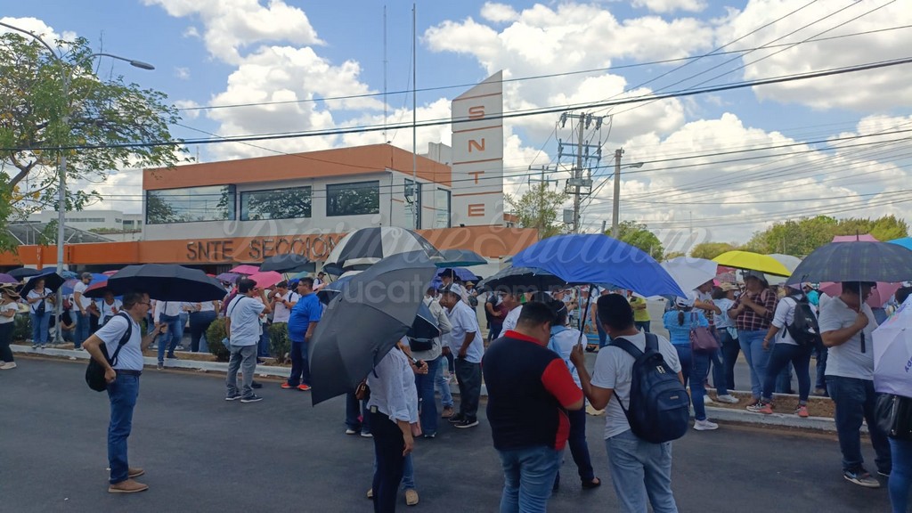 Protesta de maestros: bloquean la avenida Jacinto Canek, Mérida