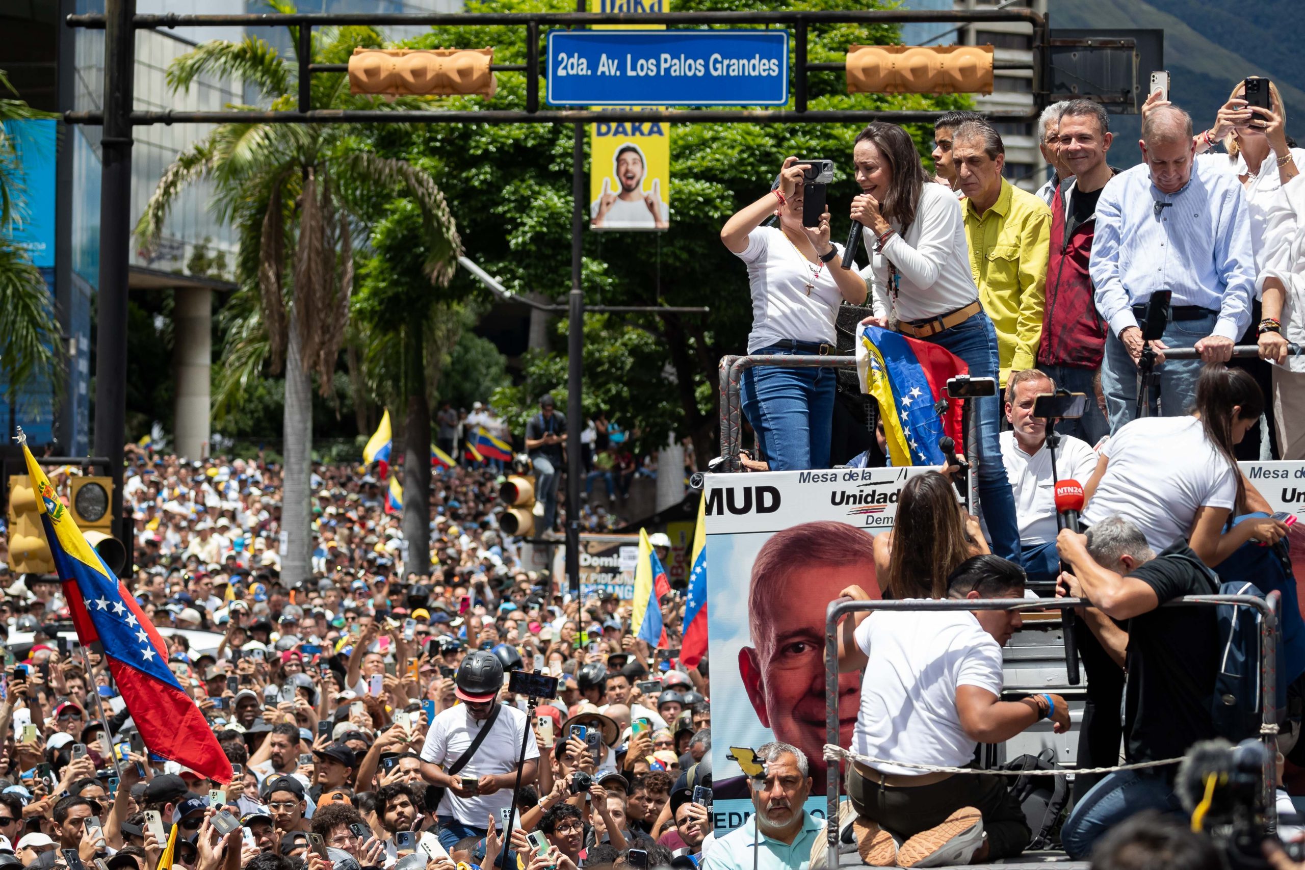 Protestas masivas en Venezuela: Nicolás Maduro acusa "golpe de Estado"